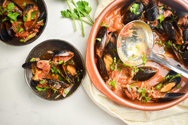Easy Mussels Cooked in Greek Saffron-Pepper-Tomato Sauce ...