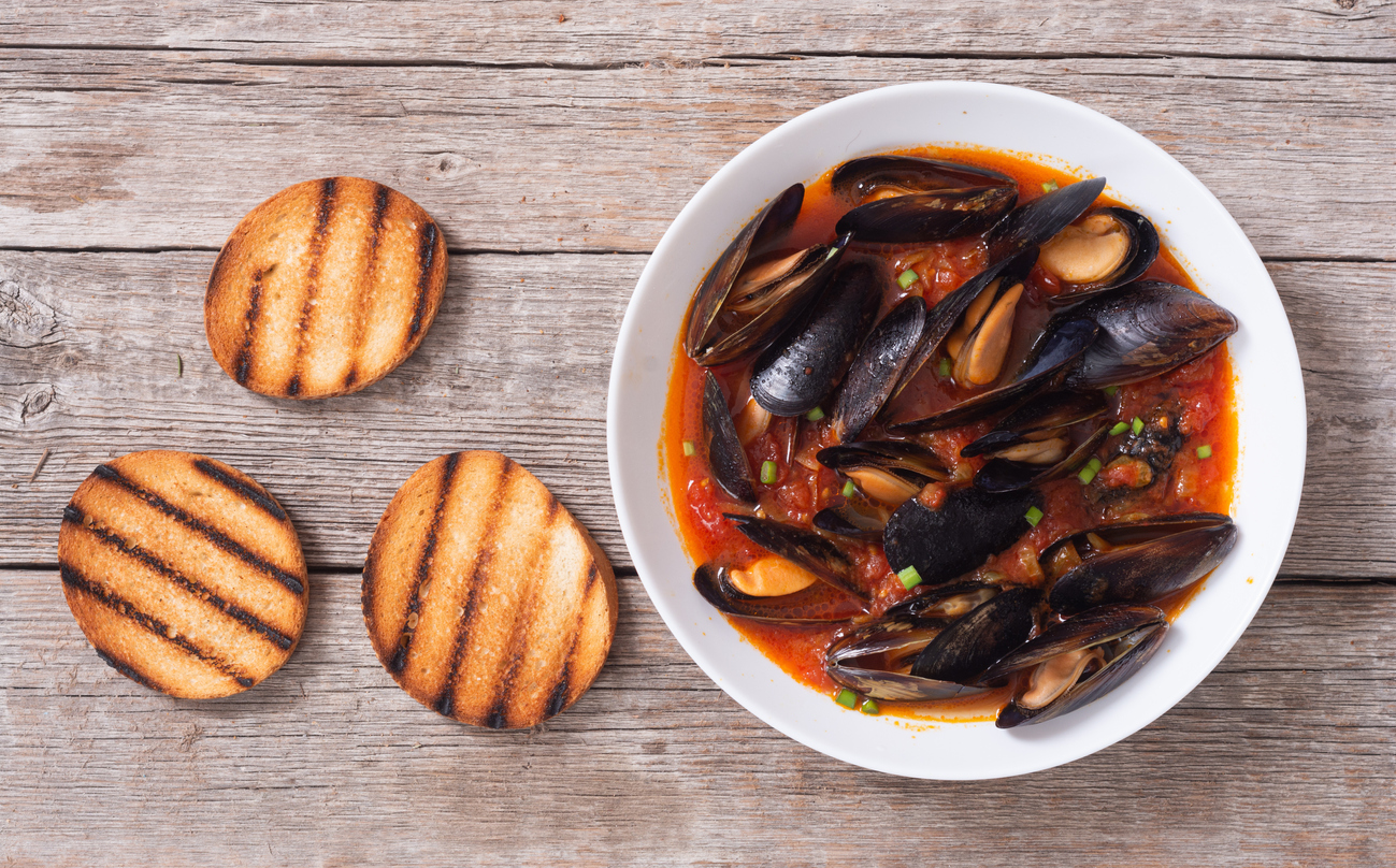 MUSSELS COOKED IN TOMATO SAUCE | Ikaria Diet